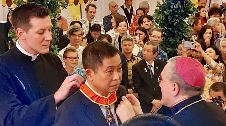 Ignasius Jonan Menerima Bintang Ordo Gregorius Agung - UKWMS