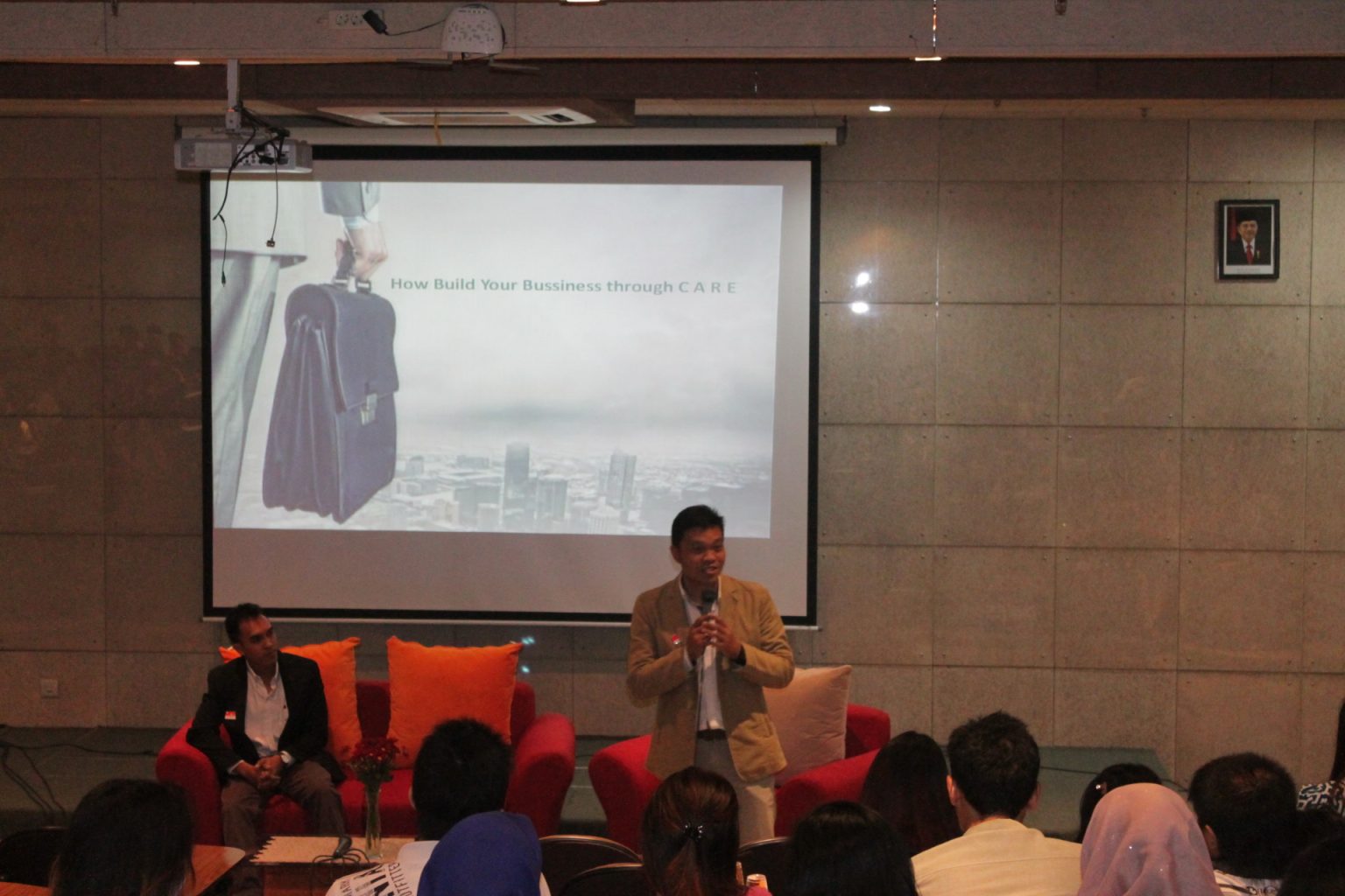 PERSIAPAN MEMASUKI DUNIA KERJA MELALUI SEMINAR KARIR - UKWMS