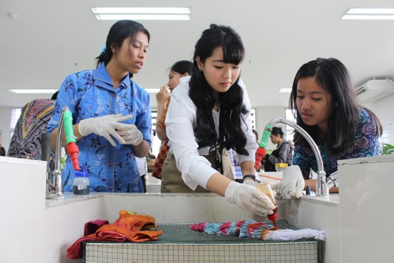 Mbatik in WMSCU’s Free Waste Style with Japan and Taiwan (PBL Part 1) - UKWMS